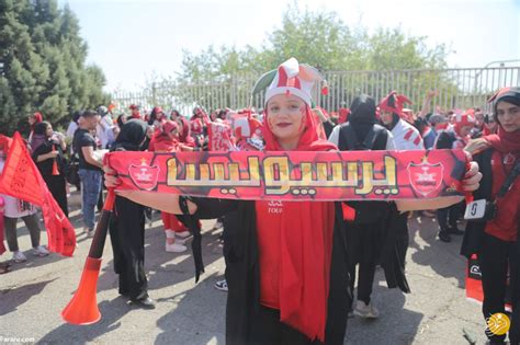 فرارو تصاویر اولین حضور دختران پرسپولیسی در ورزشگاه آزادی