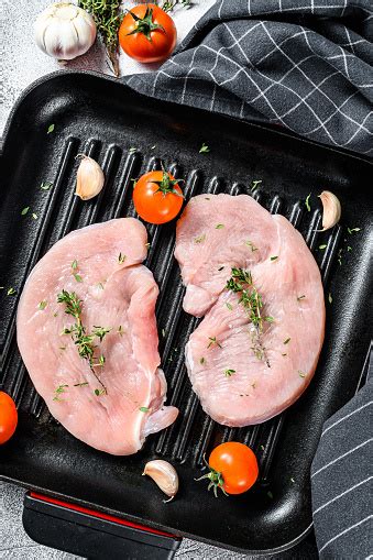 냄비에 원시 터키 유방 스테이크 유기농 가금류 고기 회색 배경 위쪽 보기 0명에 대한 스톡 사진 및 기타 이미지 0명 가금류 건강한 식생활 Istock