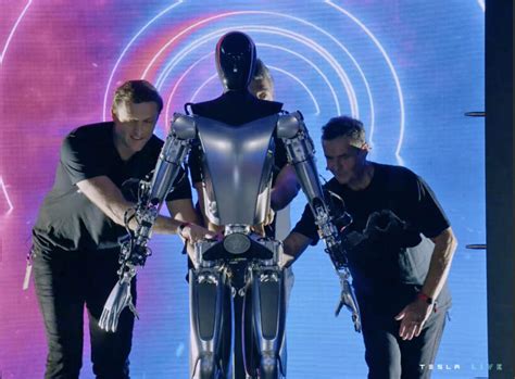 Ai Experts React To Demo Of Teslas New Optimus Bot Prototype
