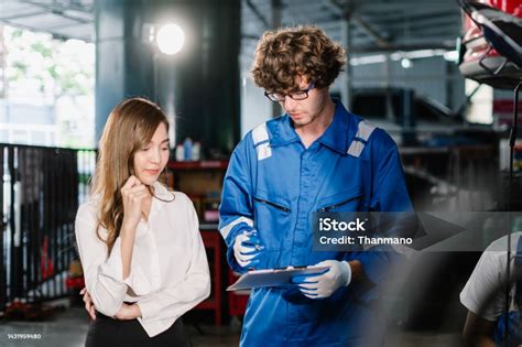 정비사가 클립보드를 들고 차고의 여성 고객에게 자동차 점검 목록 및 수리 품목을 보여주고 전문 서비스 자동차 수리 서비스 센터 개념 2명에 대한 스톡 사진 및 기타 이미지
