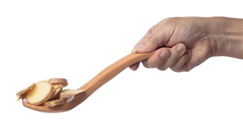 생강 가을은 터너에서 날아가고 신선한 야채 향신료 생강은 떨어집니다 유기농 신선한 허브 생강 뿌리 머리 컷 찹 슬라이스 질감을 닫습니다 흰색 배경 격리 동결 모션 고속 셔터