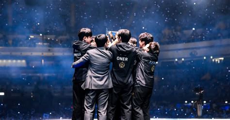 ‘페이커와 T1 세계 최초 롤드컵 ‘v4 금자탑…이들의 역사는 끝나지 않은 ‘현재진행형[롤드컵]