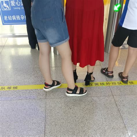 盖茨比的新衣 On Twitter 穿黑色平底凉鞋的女孩 街拍美腿