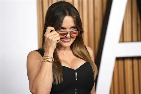 Mariska Hargitay Asks Photographers To Take A Pic Of Her Uh Necklace And Fans Cant Handle It