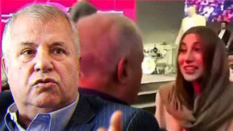 واکنش علی پروین به بوسیدن ناهید کیانی فقط شانه هایش را بوسیدم