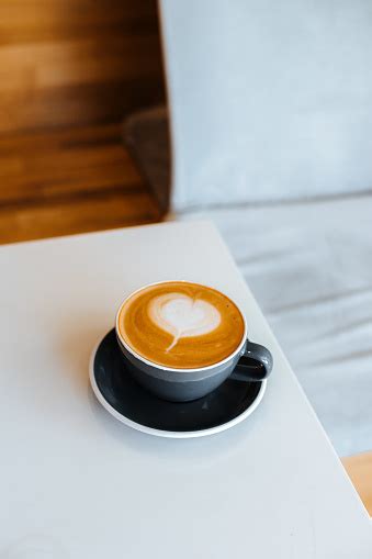 흰색 테이블 배경에 라떼 아트가있는 접시에 카푸치노의 검은 컵 갈색에 대한 스톡 사진 및 기타 이미지 갈색 검은색 구도 Istock