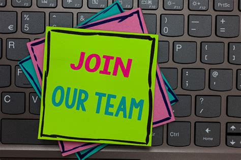 필기 텍스트 작성 우리의 팀에 가입입니다 우리와 함께 새로운 직원 고용 등록 서류 알림 키보드 영감 주석 유형 컴퓨터 통신 연합군 연결 작업을 의미 하는 개념 구인 중에