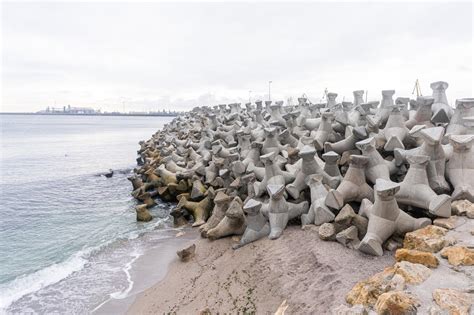 Premium Photo A Large Concrete Breakwater With A Seawall In The
