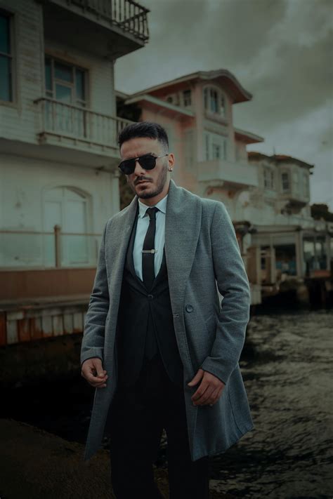 강가 거리 스타일 건축 격식있는 옷차림 고요한 공식적인 옷차림 교차로 남성 모델 남자 넥타이 도시 패션 도시 풍경 도시의 독특한 스타일 라이프스타일