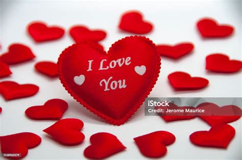 흰색 표지 배경에 다른 작은 하트 모양으로 둘러싸인 하트 모양에 대한 텍스트를 사랑합니다 관계 개념입니다 0명에 대한 스톡 사진 및 기타 이미지 Istock