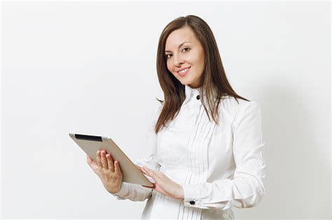 아름 다운 행복 백인 젊은 미소 브라운 헤어 비즈니스 여자 흰 셔츠를 태블릿 흰색 배경에 고립에서 일에서 관리자 학생 또는 노동자입니다 광고에 대 한 공간을 복사 합니다