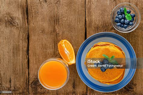소박한 나무 배경에 블루 베리와 오렌지 주스호박 팬케이크 공간을 복사합니다 오버 헤드 블루베리에 대한 스톡 사진 및 기타 이미지 블루베리 위에 팬케이크 Istock