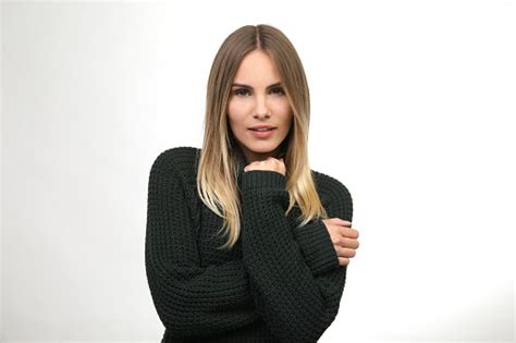 예쁜 여자 와 금발 머리 과 큰 어두운 스웨터 에 이 스튜디오 개성 개념에 대한 스톡 사진 및 기타 이미지 개성 개념 고정됨 독일 Istock