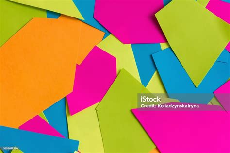 다채로운 밝은 종이 텍스처 기하학적 구성입니다 색종이의 배경입니다 분홍색 녹색 파란색 노란색입니다 평면 배치 3차원 형태에 대한 스톡 사진 및 기타 이미지 Istock