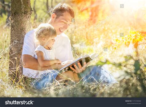 79500 Father Daughter Playing Bible Park Royalty Free Images Stock