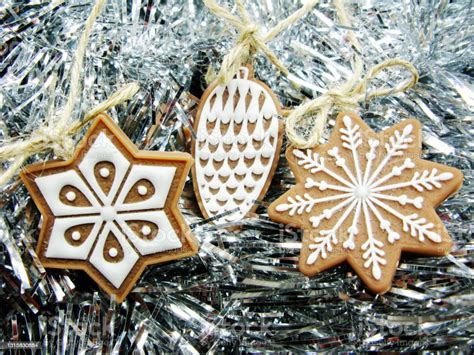 나무 판 전나무 가지에 크리스마스 쿠키와 진저 브레드 전통 음식 0명에 대한 스톡 사진 및 기타 이미지 0명 겨울 계절 Istock