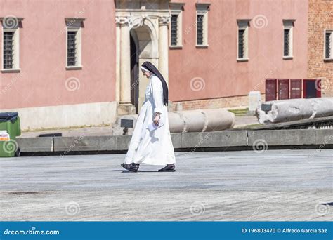 Warsaw Poland May 31 2018 The Nun Walks Through Plac Zamkowy Zamkowy