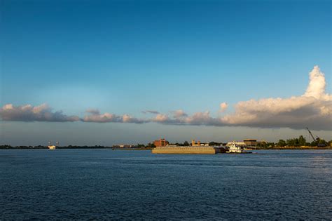 미시시피 강 근처는 시의 뉴 올 리 언 즈 루이지애나에에서 미는 보트 0명에 대한 스톡 사진 및 기타 이미지 0명 강 뉴올리언스 Istock