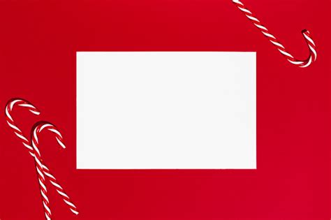 크리스마스 편지 모형 사탕 지팡이가 있는 빨간색 배경에 빈 흰색 빈 페이지 엽서 인사말 및 감사 카드 템플릿입니다 0명에 대한 스톡 사진 및 기타 이미지 Istock