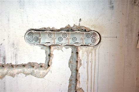 벽에 플라스틱 소켓 상자를 설치합니다 배선 수리 및 교체 개념 0명에 대한 스톡 사진 및 기타 이미지 0명 가리기 건설 산업 Istock