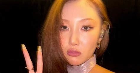 화사 민소매 점프슈트 입고 시크한 표정 “성숙美”