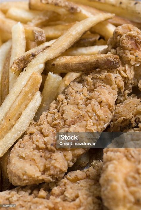 정크 음식 딥 프라이드 빵가루 입힌 치킨 손가락 프렌치 프라이와 함께 제공 0명에 대한 스톡 사진 및 기타 이미지 0명