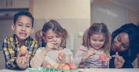 세 자녀를 둔 아프리카계 미국인 여성이 부활절을 준비합니다 카메라를 보고 달걀을 들고 있는 어린 소년 사진 Unsplash의 아이 이미지