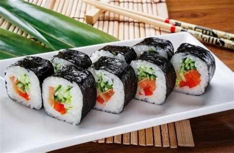 სუში მზარეულმა გვასწავლა თუ როგორ უნდა მოვამზადოთ სუში სახლში ისე რომ როლები გამოვიდეს