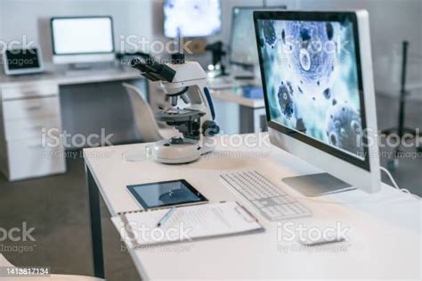 실험을위한 과학 실험실 의료 시설 또는 병원에서의 과학 연구 및 발견 과학자 의사 및 연구자를위한 클리닉의 비어 있고 외딴 열린 작업 공간 과학자에 대한 스톡 사진 및 기타