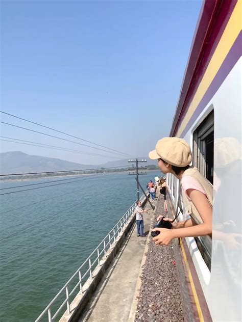 แต่งตัวไปนั่งรถไฟลอยน้ำที่เขื่อนป่าสักยังไงให้ปัง 🚞 แกลเลอรีที่โพสต์