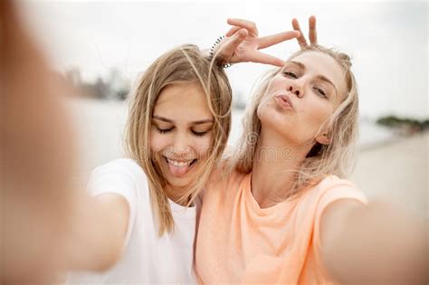 Zwei Junge H Bsche Blonde M Dchen Nehmen Ein Selfie Auf Dem Strand An Einem Warmen Windigen Tag