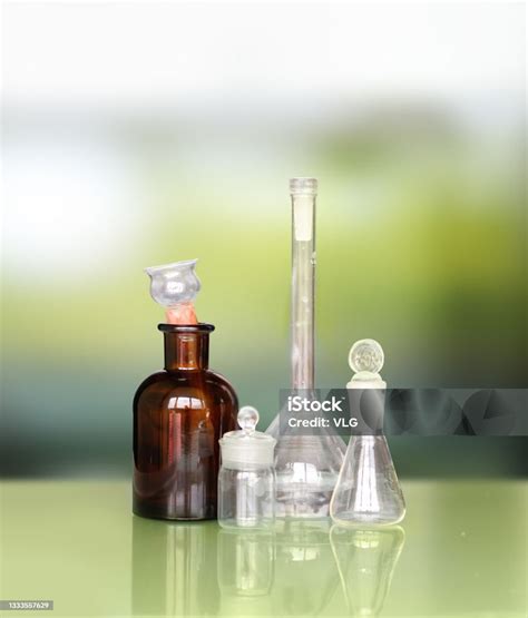 유리 볼륨 플라스크 에렌마이어 플라스크 실험실 플라나스카실험실 작업에 사용 화학 물질의 혼합 붓기 및 저장 0명에 대한 스톡 사진 및 기타 이미지 Istock