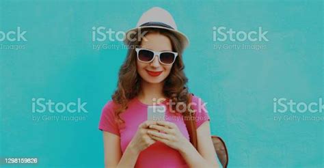여름 밀짚 모자를 쓰고 전화와 여자의 초상화 파란색 배경에 배낭 20 29세에 대한 스톡 사진 및 기타 이미지 20 29세 25 29세 Brand Name