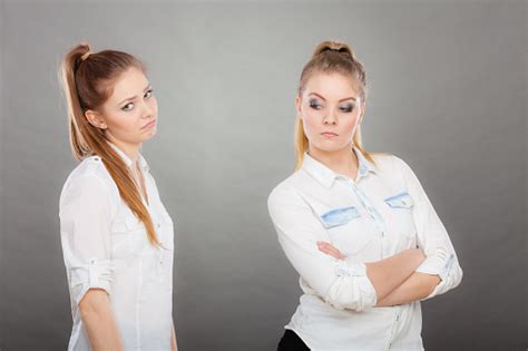 묻는 여자 싸움 후 그녀의 기분을 상하게 하는 친구에 게 사과 한다 2명에 대한 스톡 사진 및 기타 이미지 2명 동유럽 후예 사람들 Istock