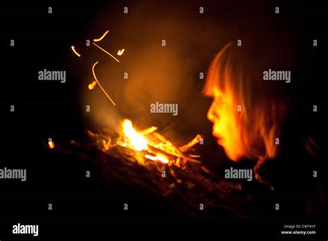Junge Am Lagerfeuer Weht In Der Hitze Stockfotografie Alamy