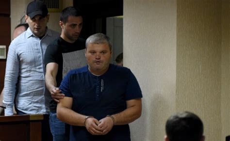 ხმაური სასამართლოში ერთმანეთს ცოლის მკვლელობაში ბრალდებულის დედა და მოკლულის ახლობლები