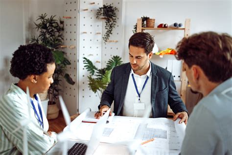 사무실에서 풍력 터빈 프로젝트를 진행하는 에코 엔지니어 그룹 25 29세에 대한 스톡 사진 및 기타 이미지 25 29세 3 명 35 39세 Istock