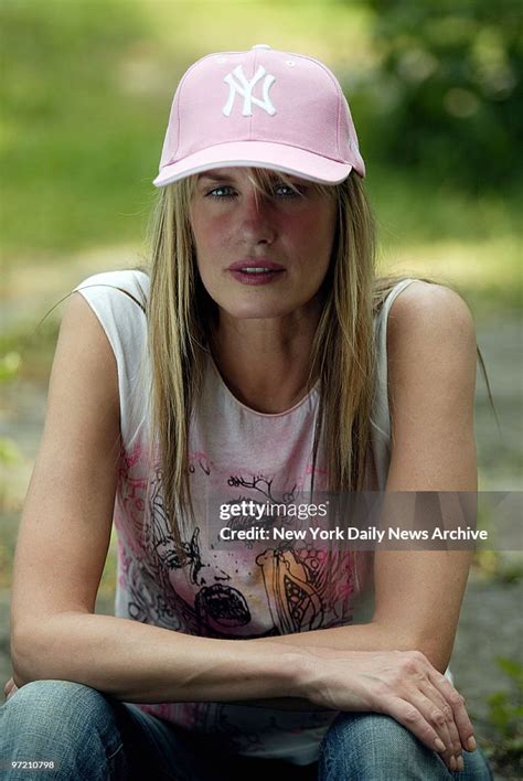 Actress Darryl Hannah In Central Park Fotografía De Noticias Getty
