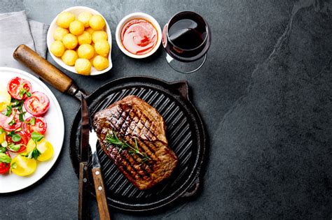 그릴 팬에 구운된 쇠고기 스테이크 토마토 샐러드 감자 볼 와인과 함께 제공 바베 큐 바베 큐 고기 쇠고기 안심 상위 뷰 슬레이트 배경 0명에 대한 스톡 사진 및 기타 이미지