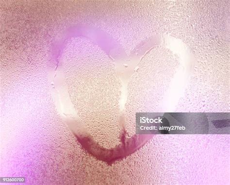 핑크 색상 젖은 비가 유리에 손으로 그린 아름 다운 마음 기호 흐려 발렌타인 하루입니다 0명에 대한 스톡 사진 및 기타 이미지 0명 고독 개념 그리기 Istock