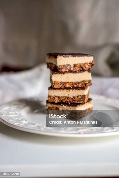 맛 있는 초콜릿 정통 캐나다 디저트 건강 한 버전에서 견과류와 너 나이 모식물 기반 및 Shugar 무료 후식에 대한 스톡 사진 및 기타 이미지 Istock