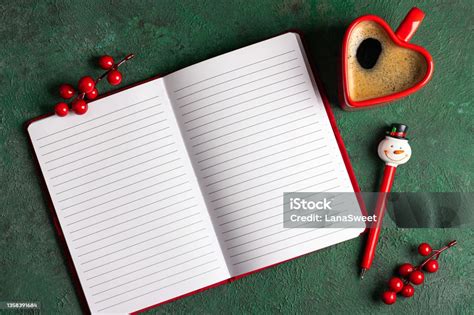 크리스마스 장식과 녹색 책상에 빈 노트북을 엽니 다 노트북에 산타 절에 편지를 작성합니다 크리스마스 소원 새해 해상도 목표 개념 책상에 대한 스톡 사진 및 기타 이미지