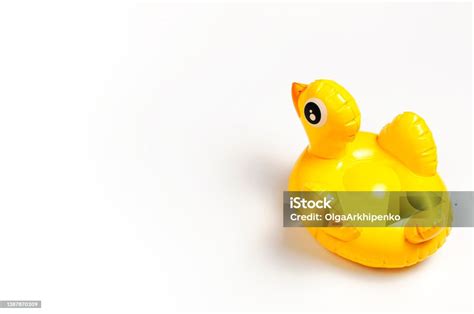 팽창식 미니 옐로우 치킨 또는 흰색 배경에 오리 수영장 플로트 파티 플랫 평신도 복사 공간 수영을위한 추세 풍선 어린이 장난감