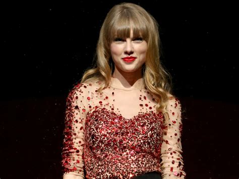 Download Taylor Swift Glams Up In Her New Red Taylors Version Wallpaper