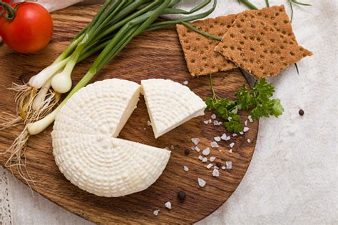 수 제 유기농 흰 치즈 토마토 향미료 양파 및 파 삭 파삭한 빵 허브와 소금 테이블에 나무 보드에 함께 제공 됩니다 건강 한 음식 스낵 및 식사입니다 건강한 생활방식에 대한