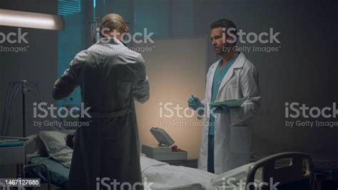 병원 병동에서 상담하는 두 명의 의사 환자를 검사하는 의료 종사자 2명에 대한 스톡 사진 및 기타 이미지 2명 가정의 방