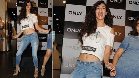 Disha Patanis Hot Public Dance Video You Cant Ignore Youtube