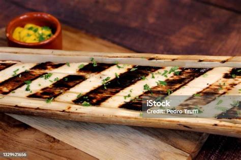 그 옆에 칼과 겨자 소스와 나무 보드에 바베큐 마크와 손바닥의 아름다운 전체 마음 건강한 생활방식에 대한 스톡 사진 및 기타 이미지 건강한 생활방식 건강한 식생활