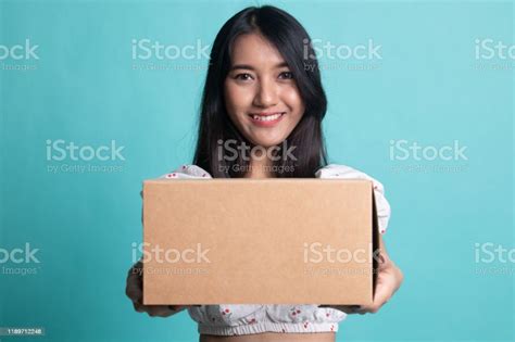배달 재배치 및 포장 을 풀다 골판지 상자를 들고 젊은 아시아 여성 20 29세에 대한 스톡 사진 및 기타 이미지 20 29세 귀여운 나름 Istock