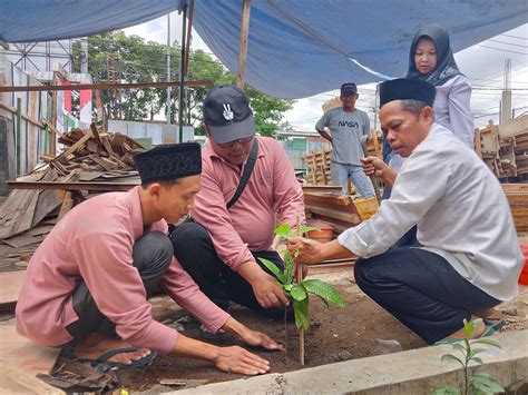 Hijaukan Bumi, Kuatkan Iman: KUA Cluring Tanam Pohon Matoa untuk Masa Depan Lebih Baik